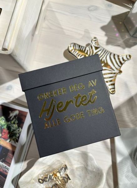 Kjøp Gaveeske "Ønsker deg av hjertet alle gode ting" - svart - Trend ...