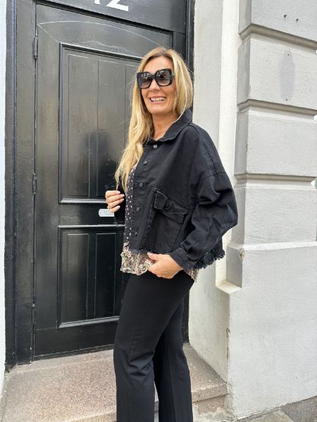 Kjøp SORENA BORN TO BE FREE SVART JAKKE - Sorena - Dame fra Happy Day ...