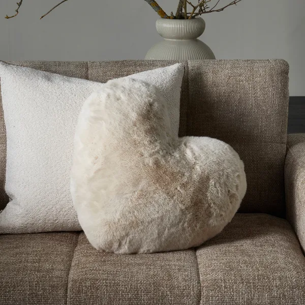 Kjøp HEATHER HEART FAUX FUR PILLOW - Riviera Maison - Interiør fra ...