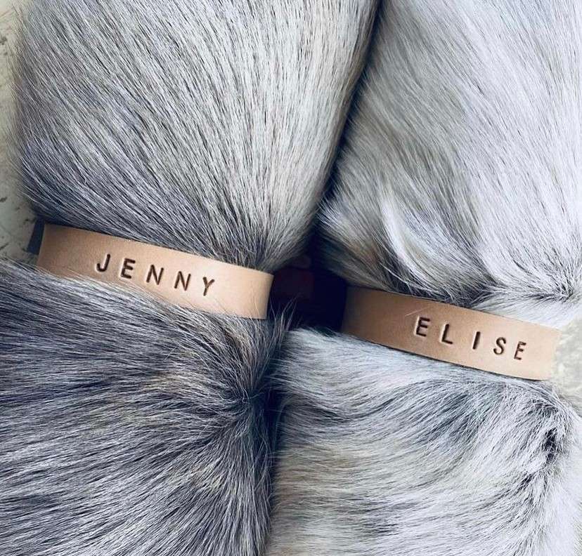 Kjøp SITTEUNDERLAG I REINSKINN VOKSEN MED INNGRAVERING - Fam Studio ...